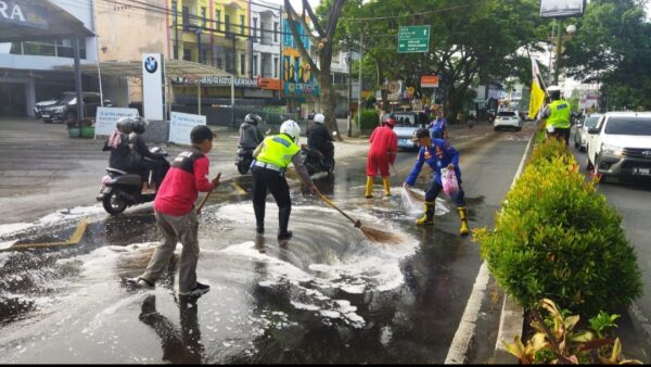 Sigap, Anggota Polresta Malang Kota Dan PMK Kota Malang Bersihkan Tumpahan Solar ...